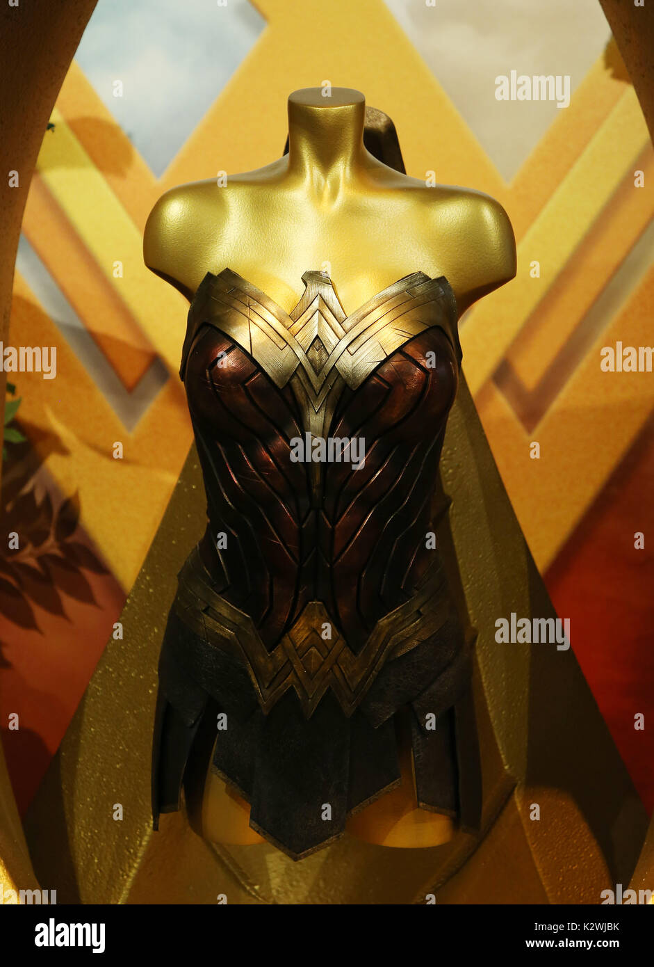 Warner Bros. Studio Tour Hollywood Adds Wonder Woman Exhibit to DC ...