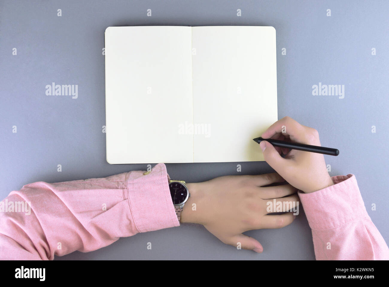 Hands drawing in note book hi-res stock photography and images - Alamy