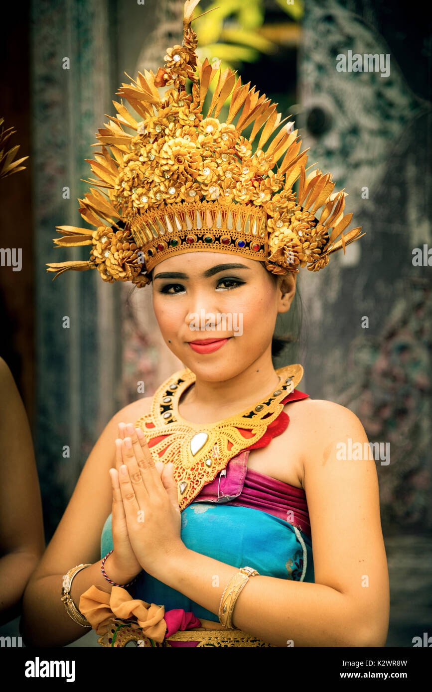 Young balinese dancer in costume hi-res stock photography and images ...