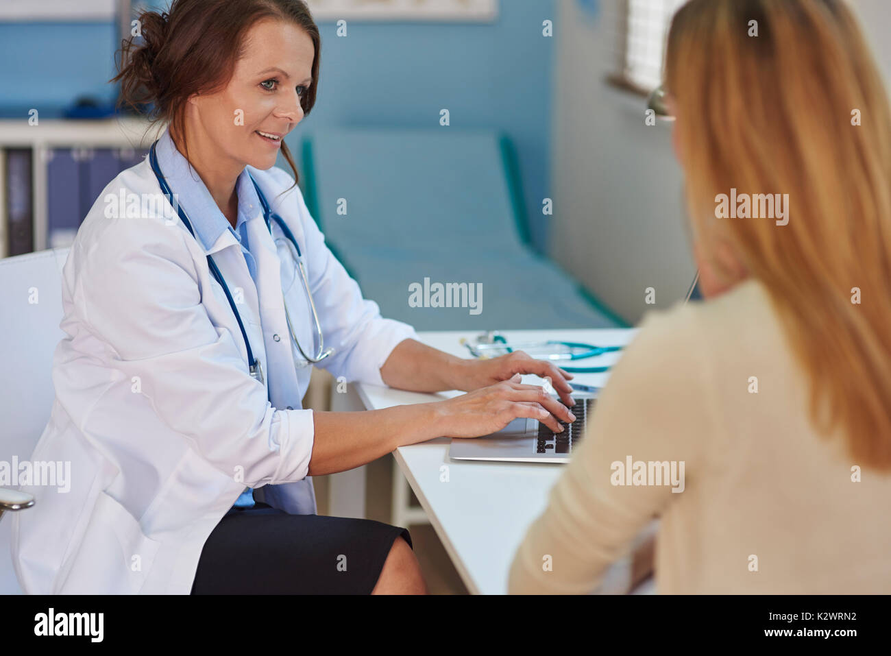 Doctor talking to patient medical practice hi-res stock photography and ...