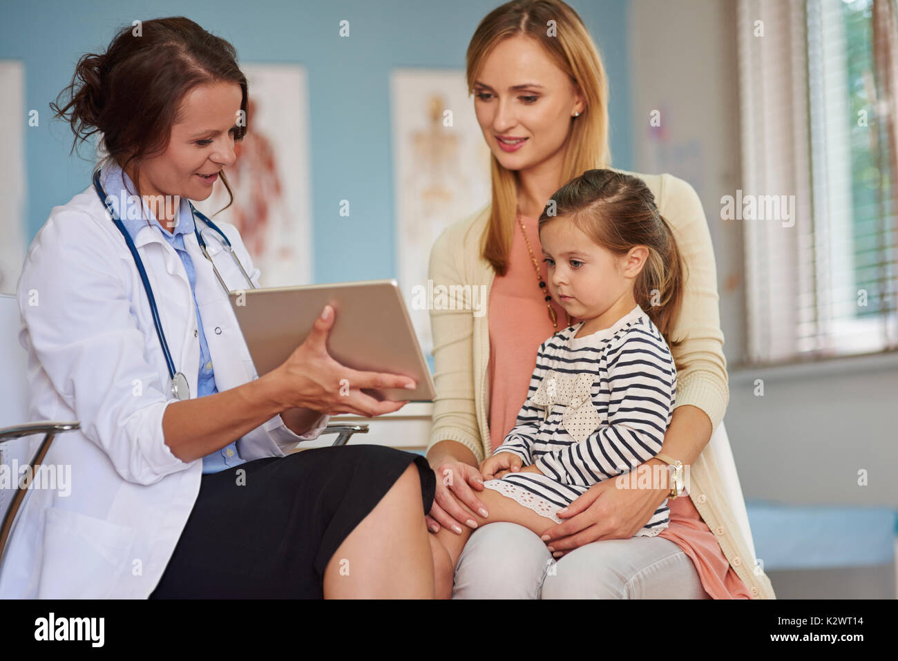 Helpful family hi-res stock photography and images - Alamy