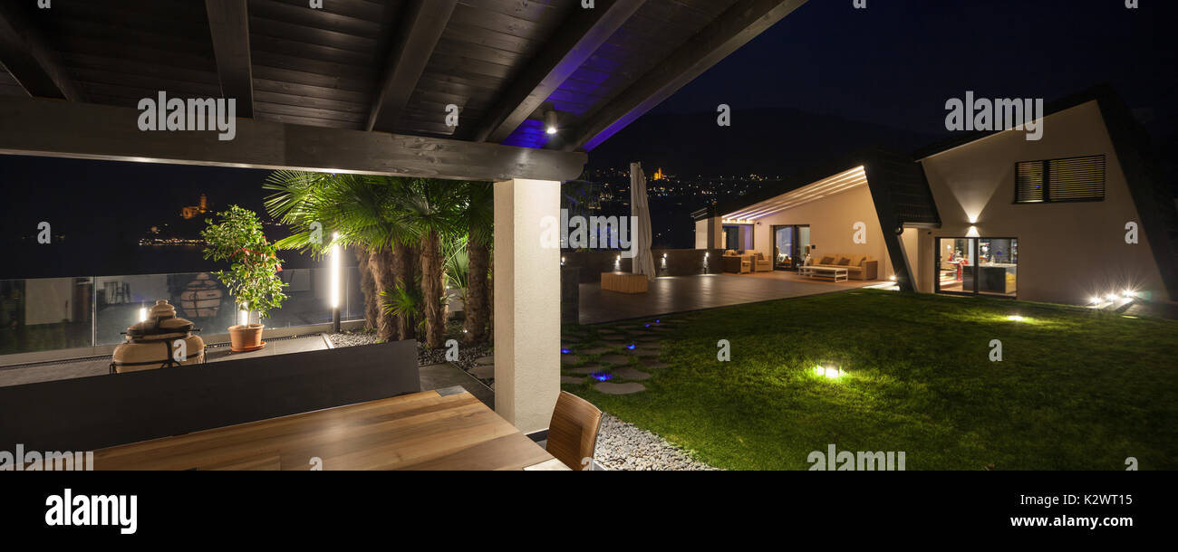 Modern house at night lake hi-res stock photography and images - Alamy
