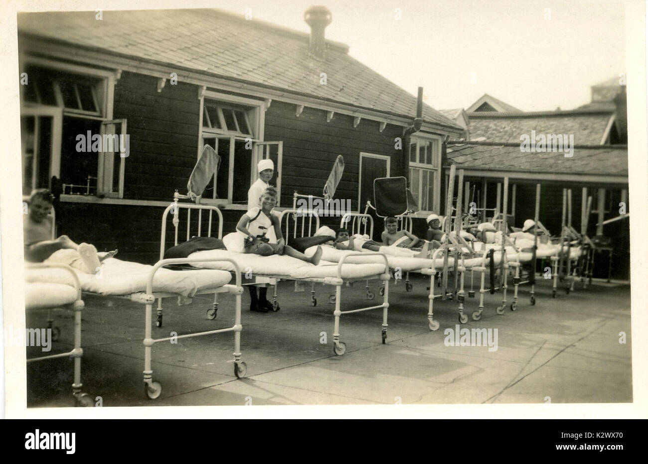 Hospital ward uk beds hi-res stock photography and images - Alamy