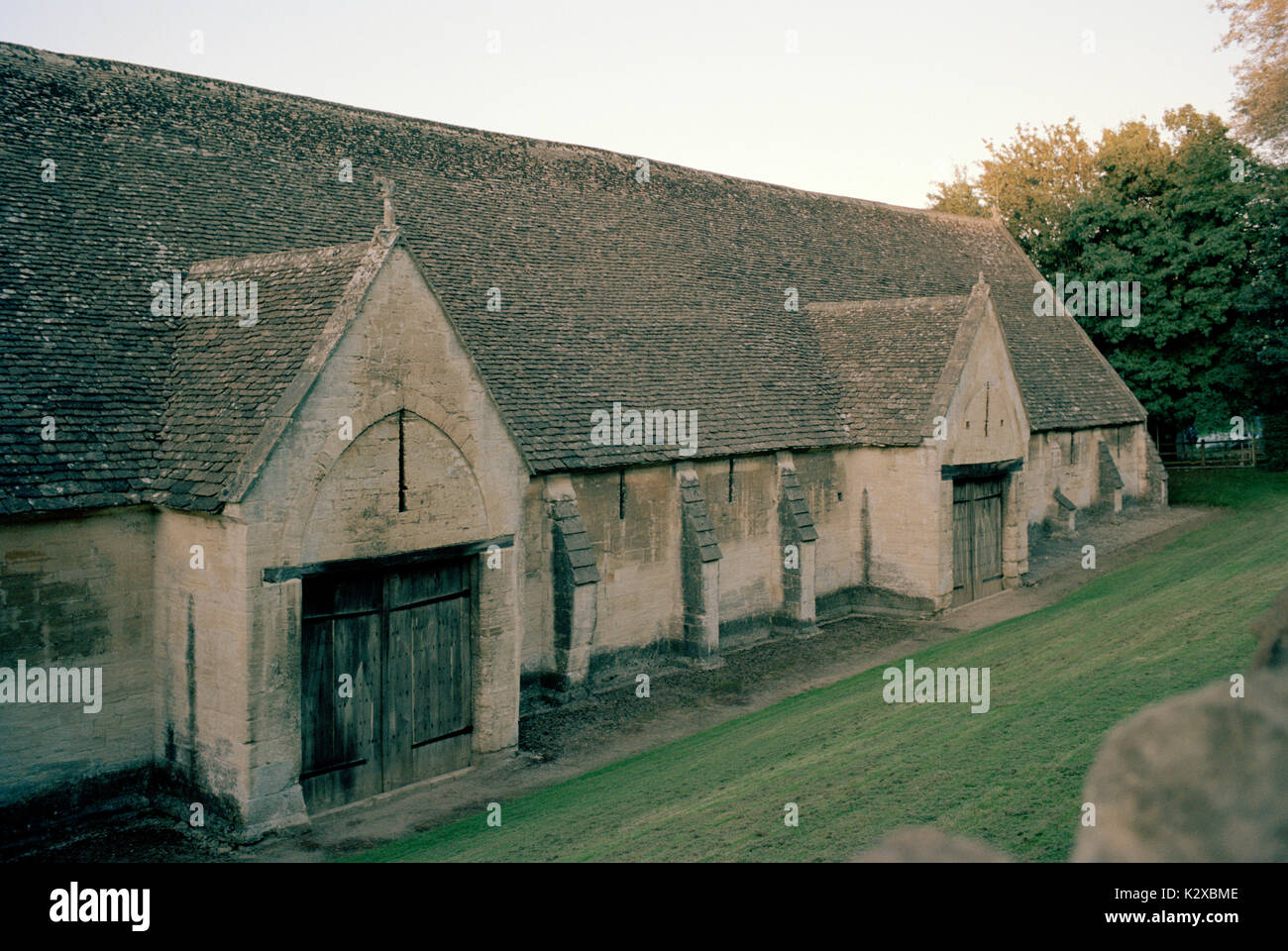 Medieval barn england hi-res stock photography and images - Alamy