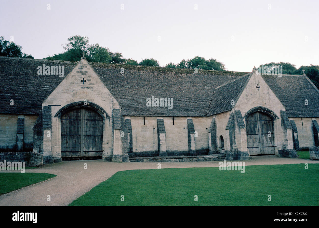 Medieval barn england hi-res stock photography and images - Alamy