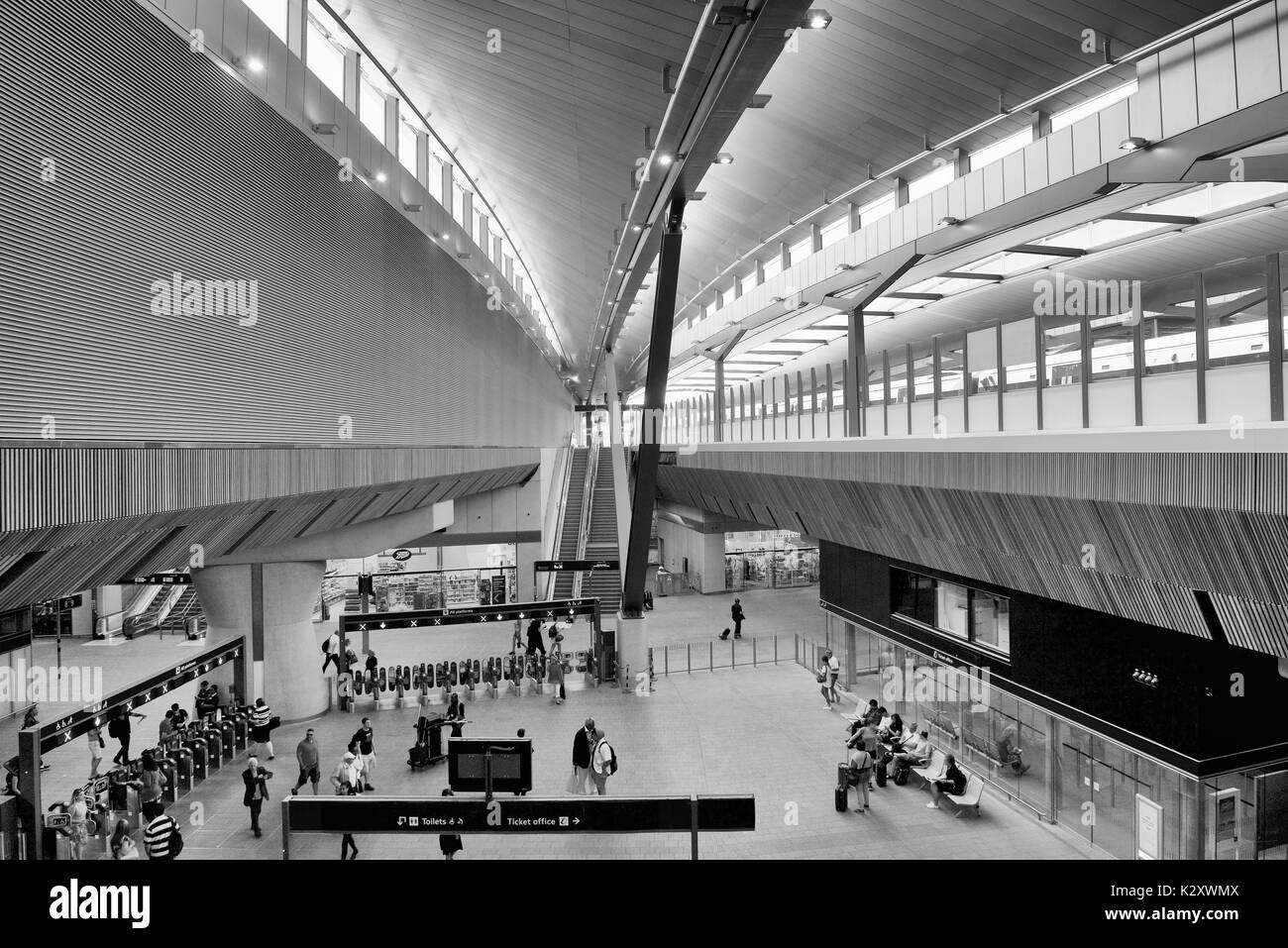 Escalators at London Bridge railway station Stock Photo - Alamy
