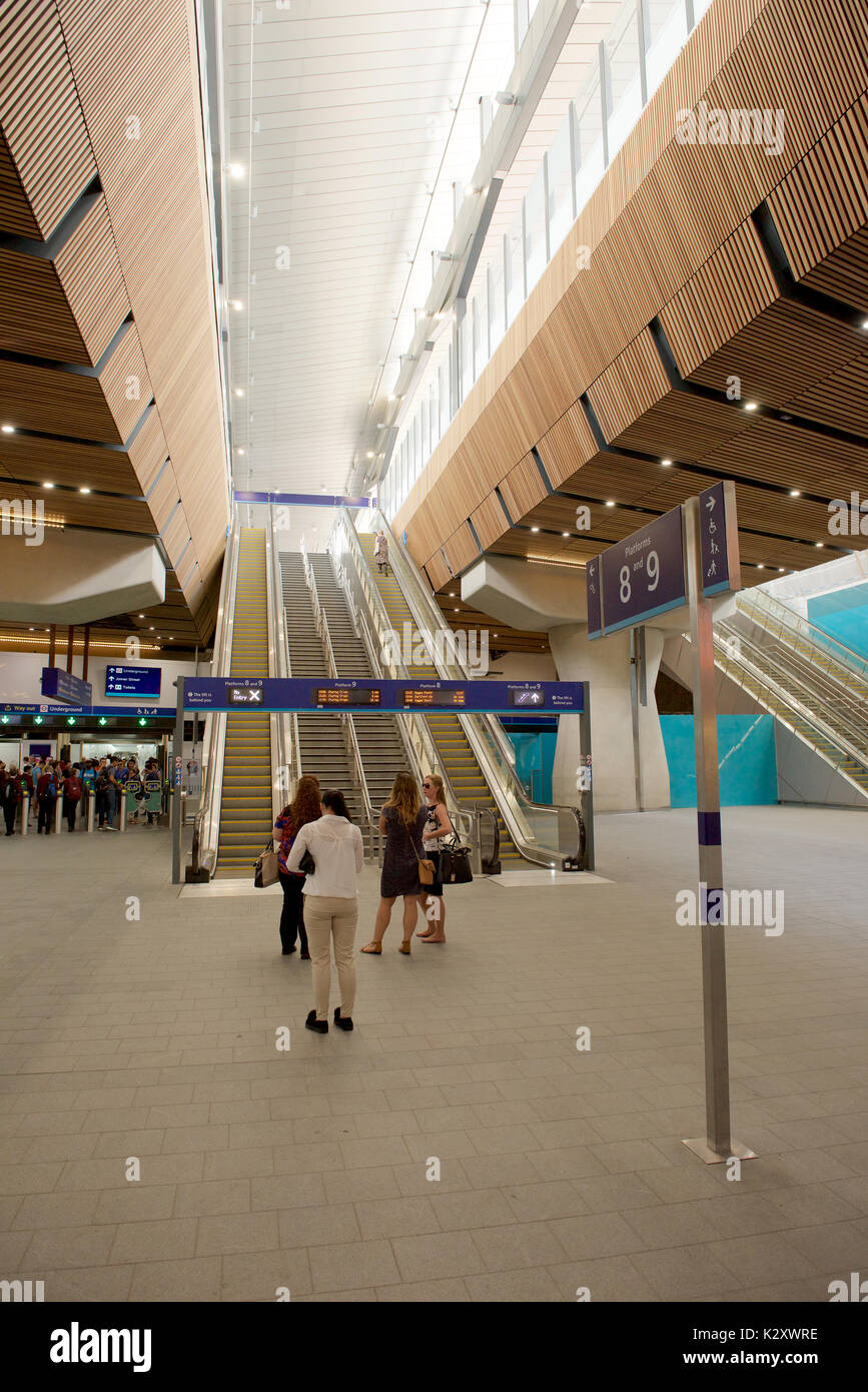 London bridge station escalators hi-res stock photography and images ...