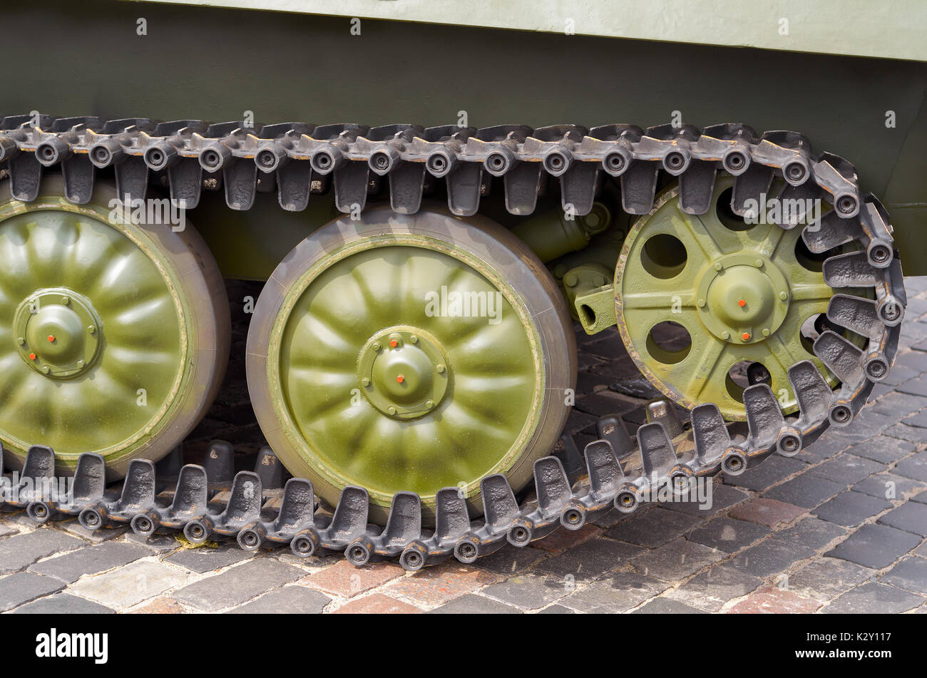 Tank tracks and steel wheels huge green panzer Stock Photo - Alamy