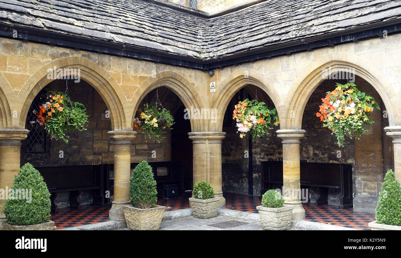 English almshouse hi-res stock photography and images - Alamy