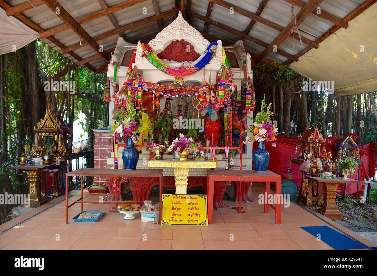 Shrine south east asia hi-res stock photography and images - Alamy