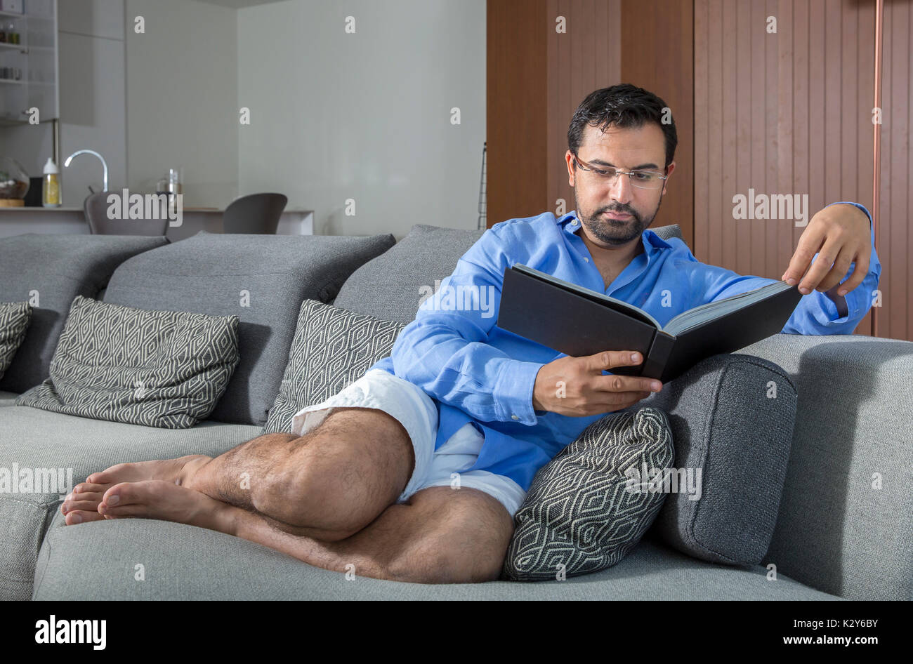 Arab man reading hi-res stock photography and images - Alamy
