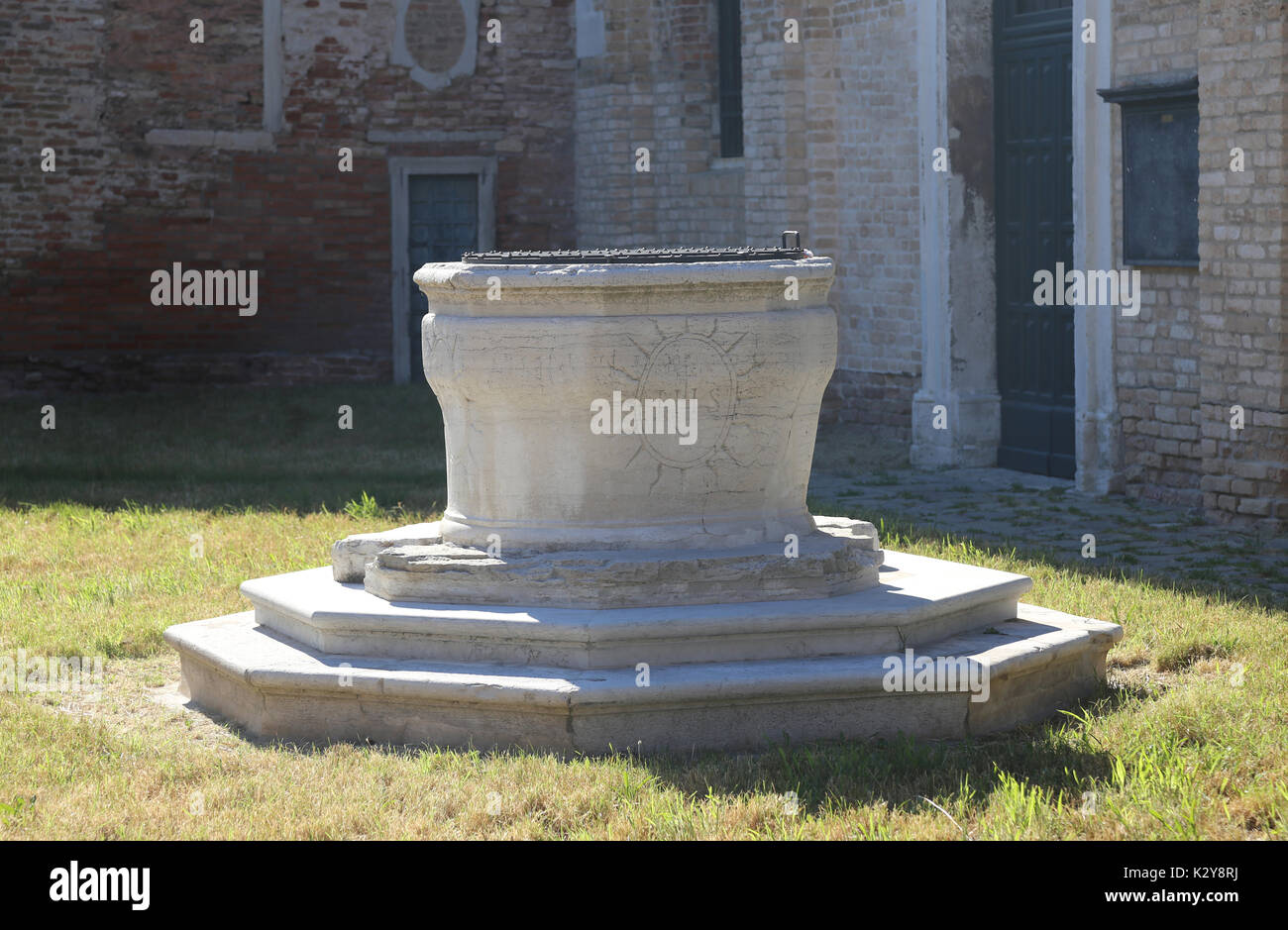 Well made of stone hi-res stock photography and images - Alamy