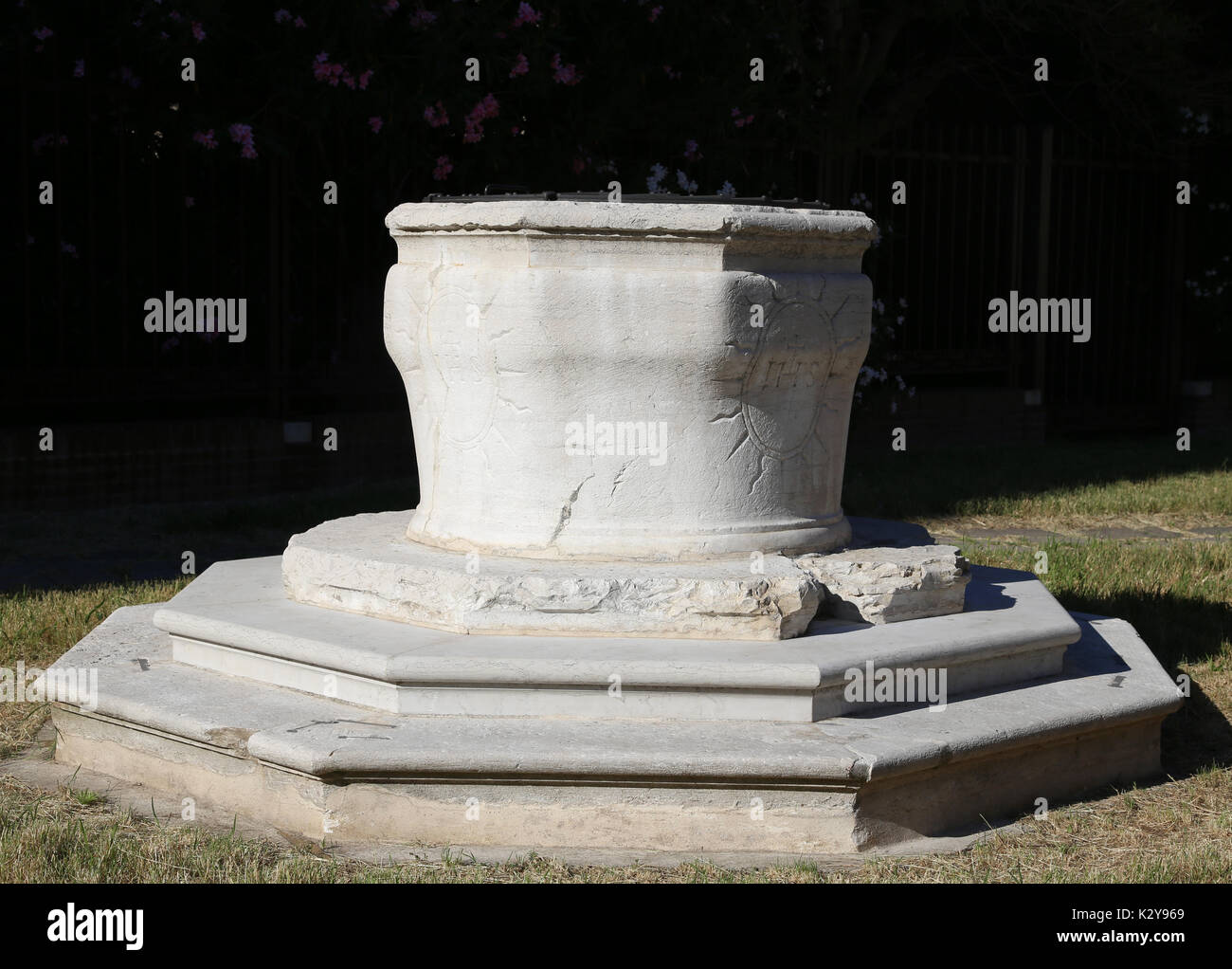 Well made of stone hi-res stock photography and images - Alamy