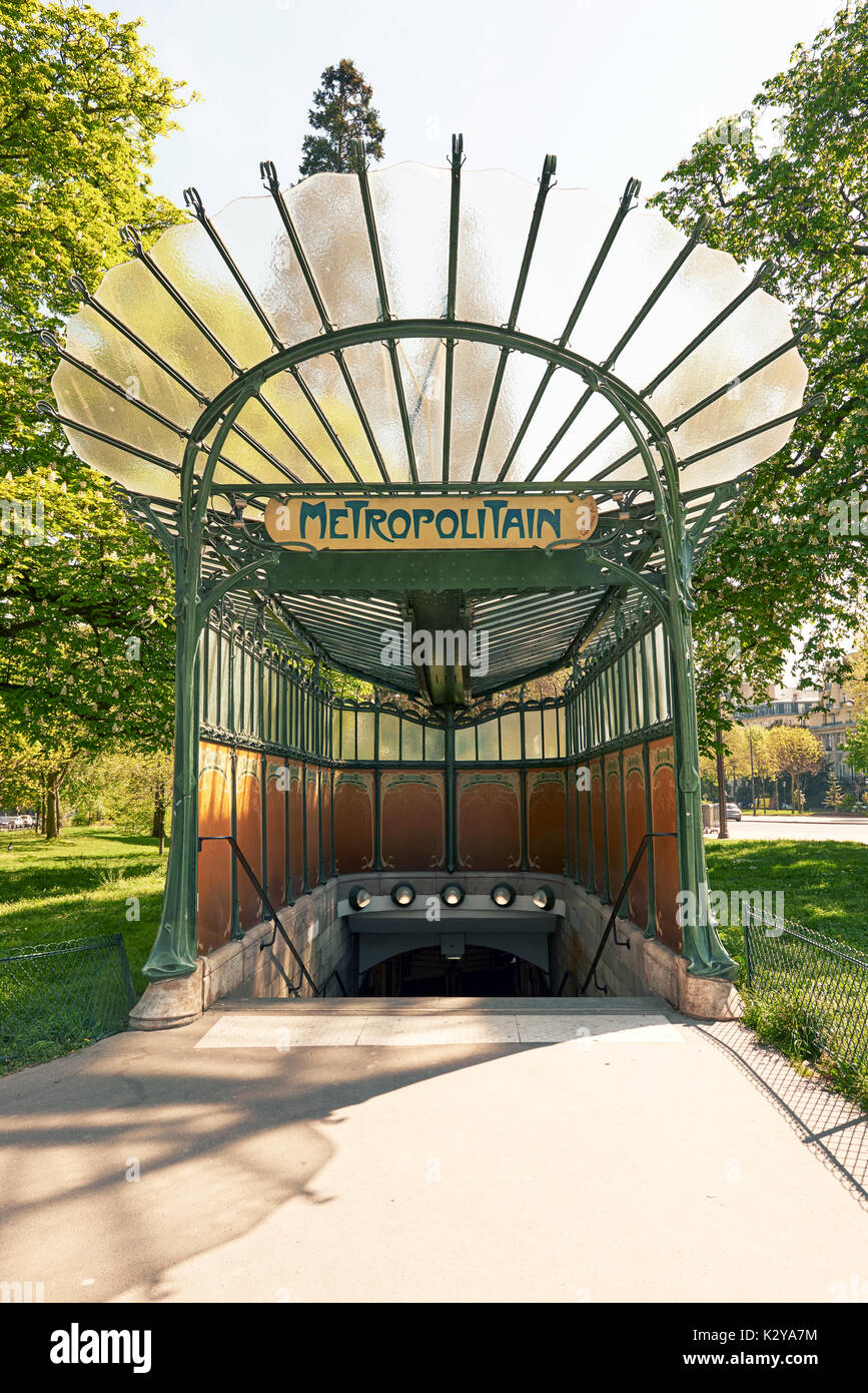 Porte Dauphine, Art Nouveau Metro Station Paris Stock Photo - Alamy
