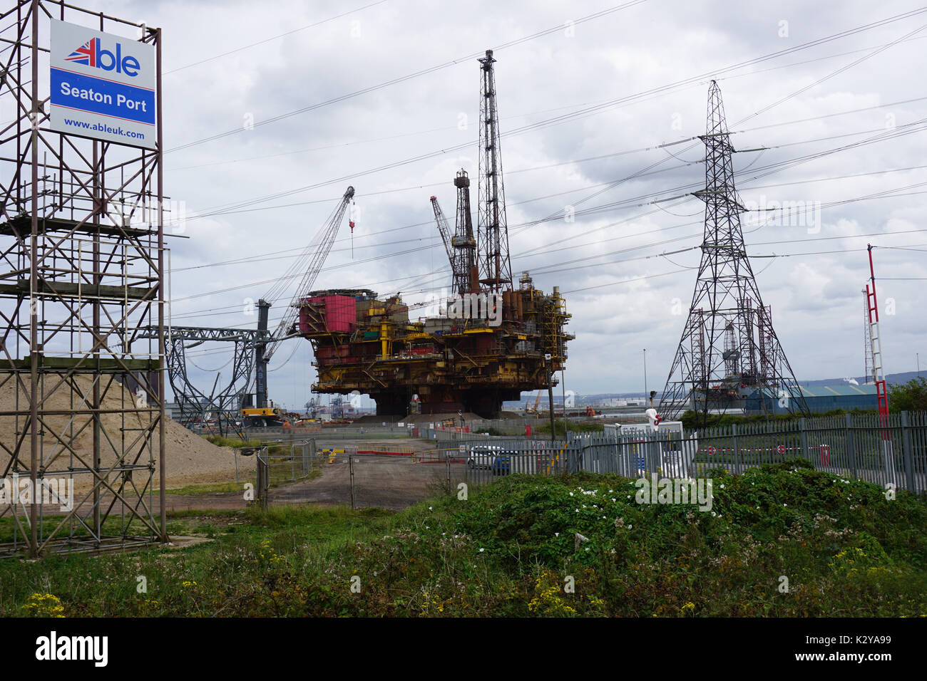 Oil rig platform hi-res stock photography and images - Alamy