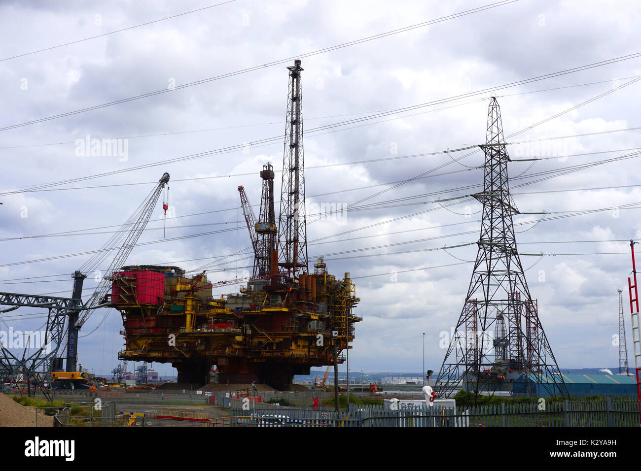 Oil rig north sea shell hi-res stock photography and images - Alamy