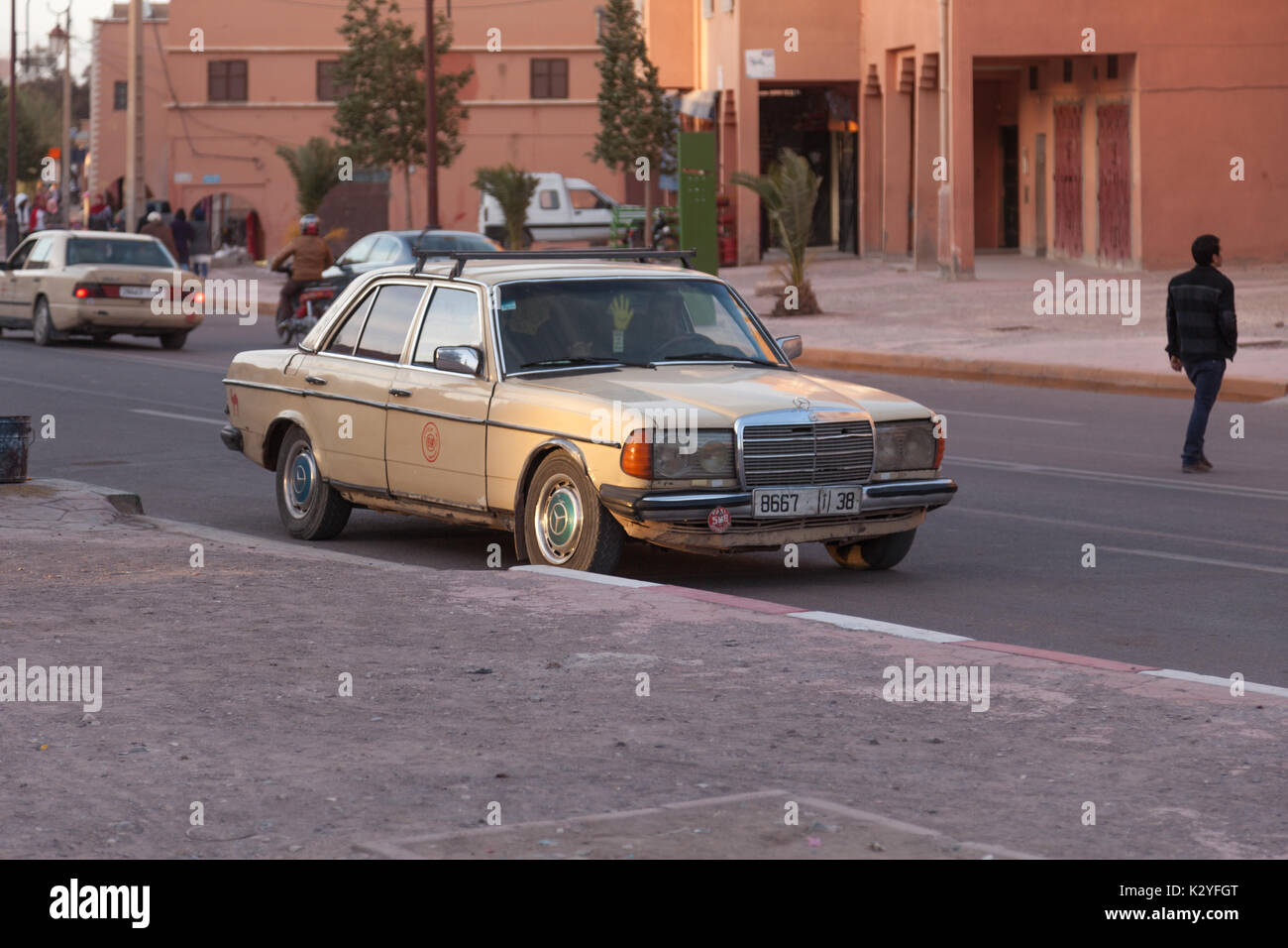 Car share with old people hi-res stock photography and images - Alamy
