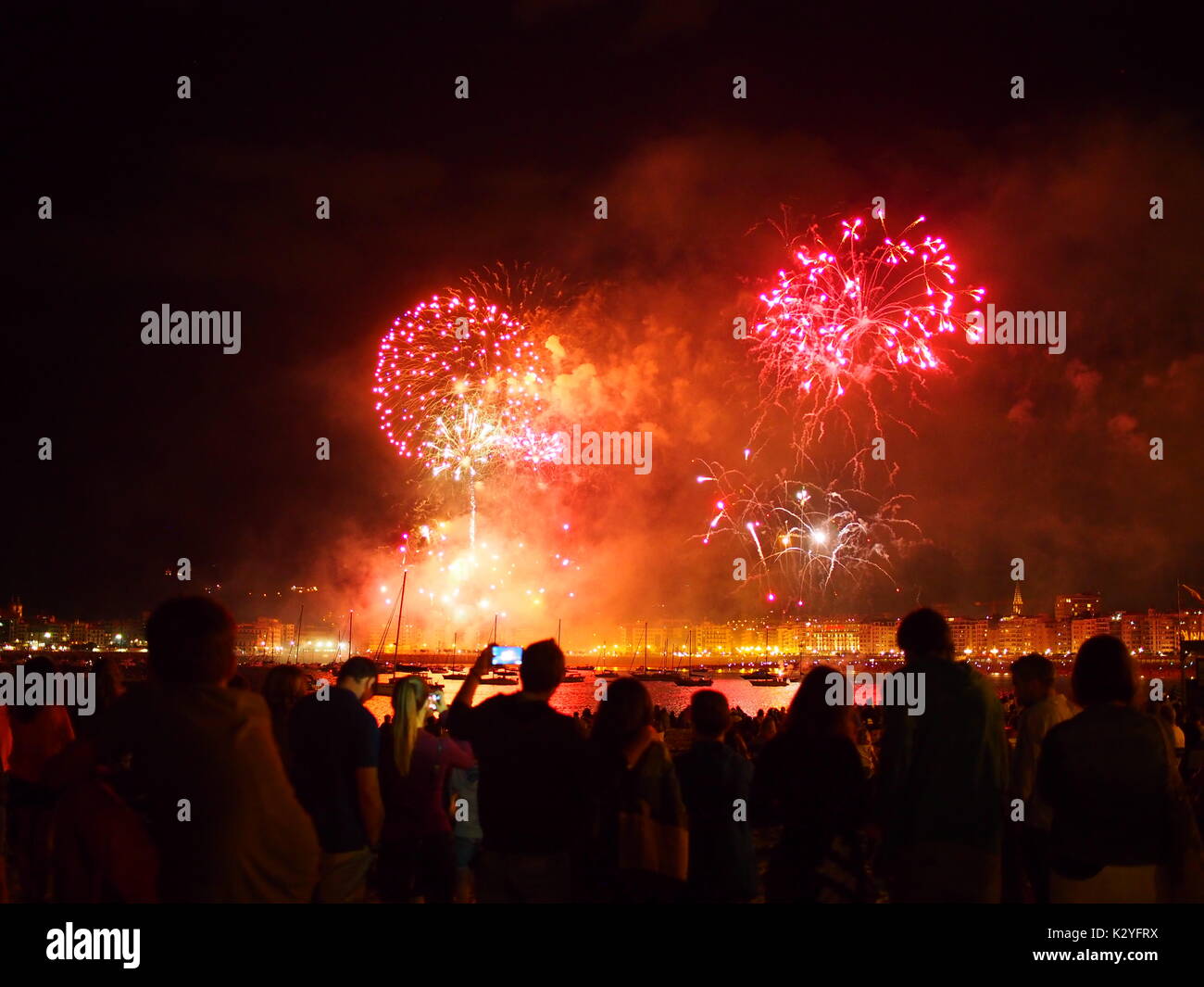 Crowd watching boat hi-res stock photography and images - Alamy