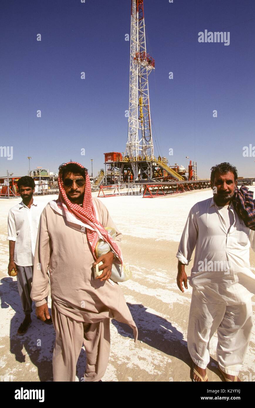 Oil gas pipes in desert hi-res stock photography and images - Alamy
