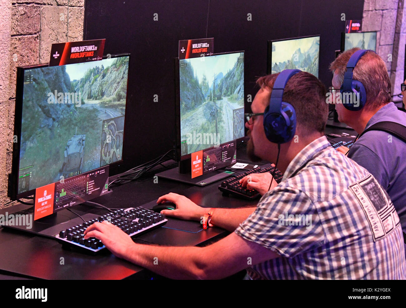 Computer gamers hi-res stock photography and images - Alamy