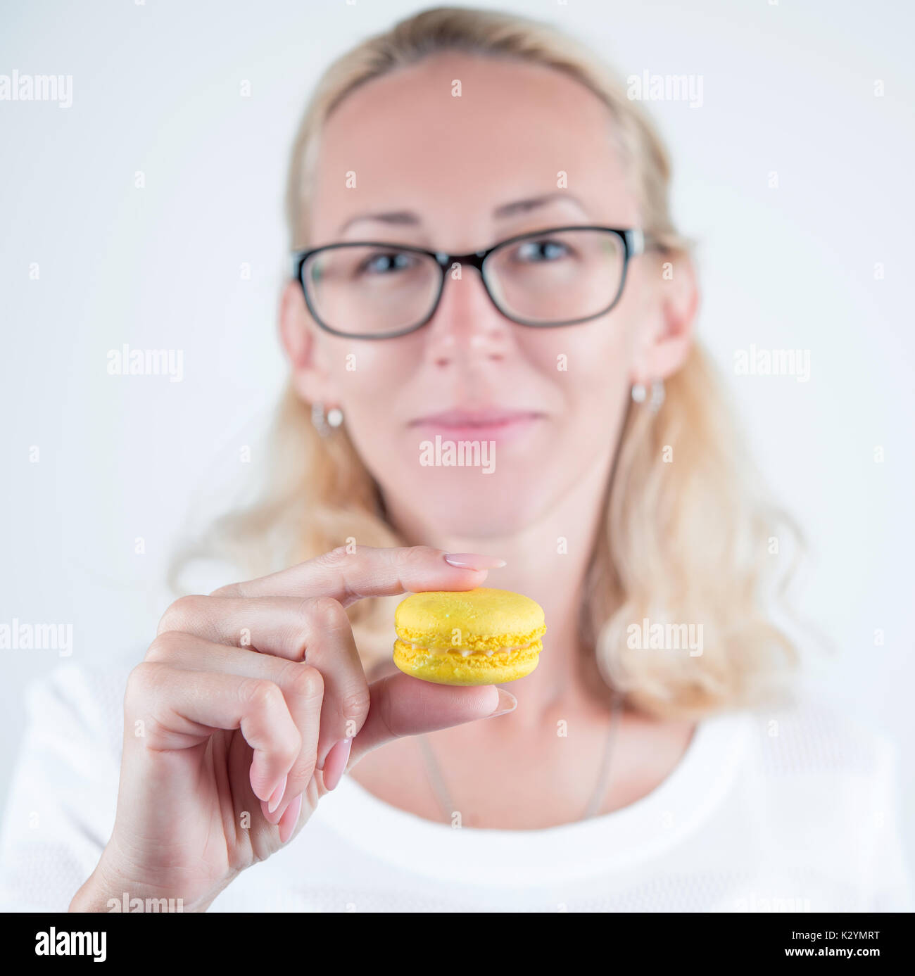 macarons in hand Stock Photo - Alamy