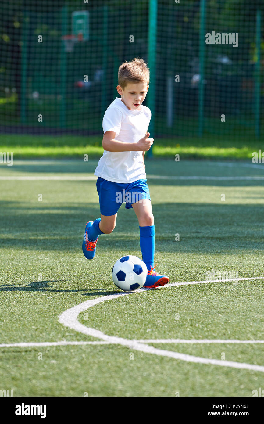 Soccer player running hi-res stock photography and images - Alamy