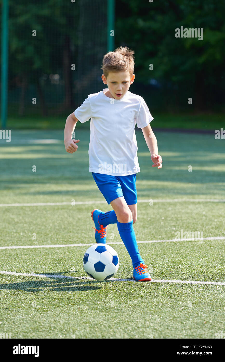 Soccer player running hi-res stock photography and images - Alamy