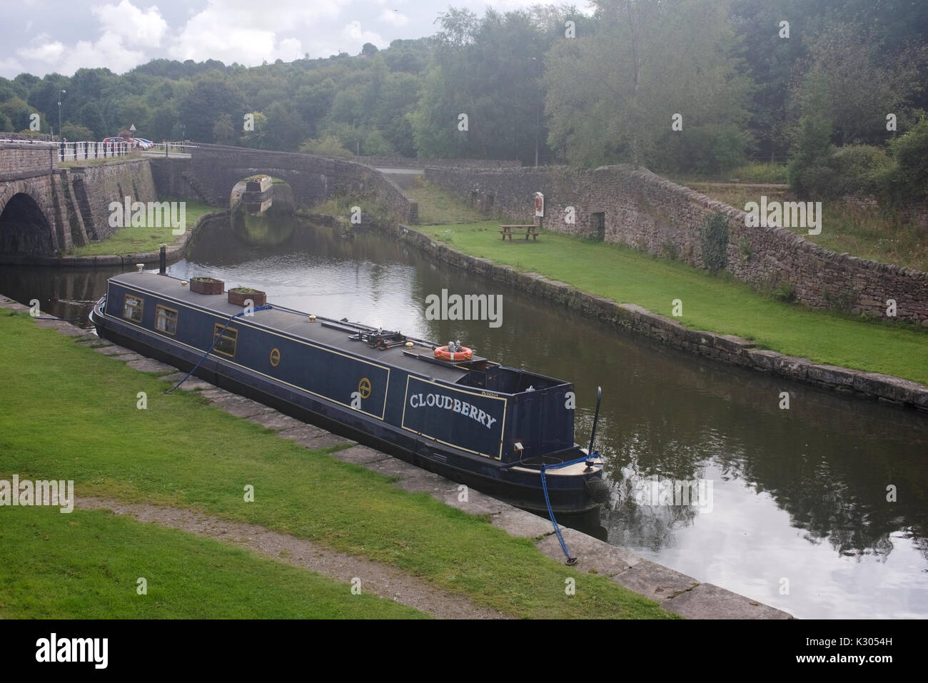 Narrowboats at Bugsworth Canal Basin near Whaley Bridge, Derbyshire ...