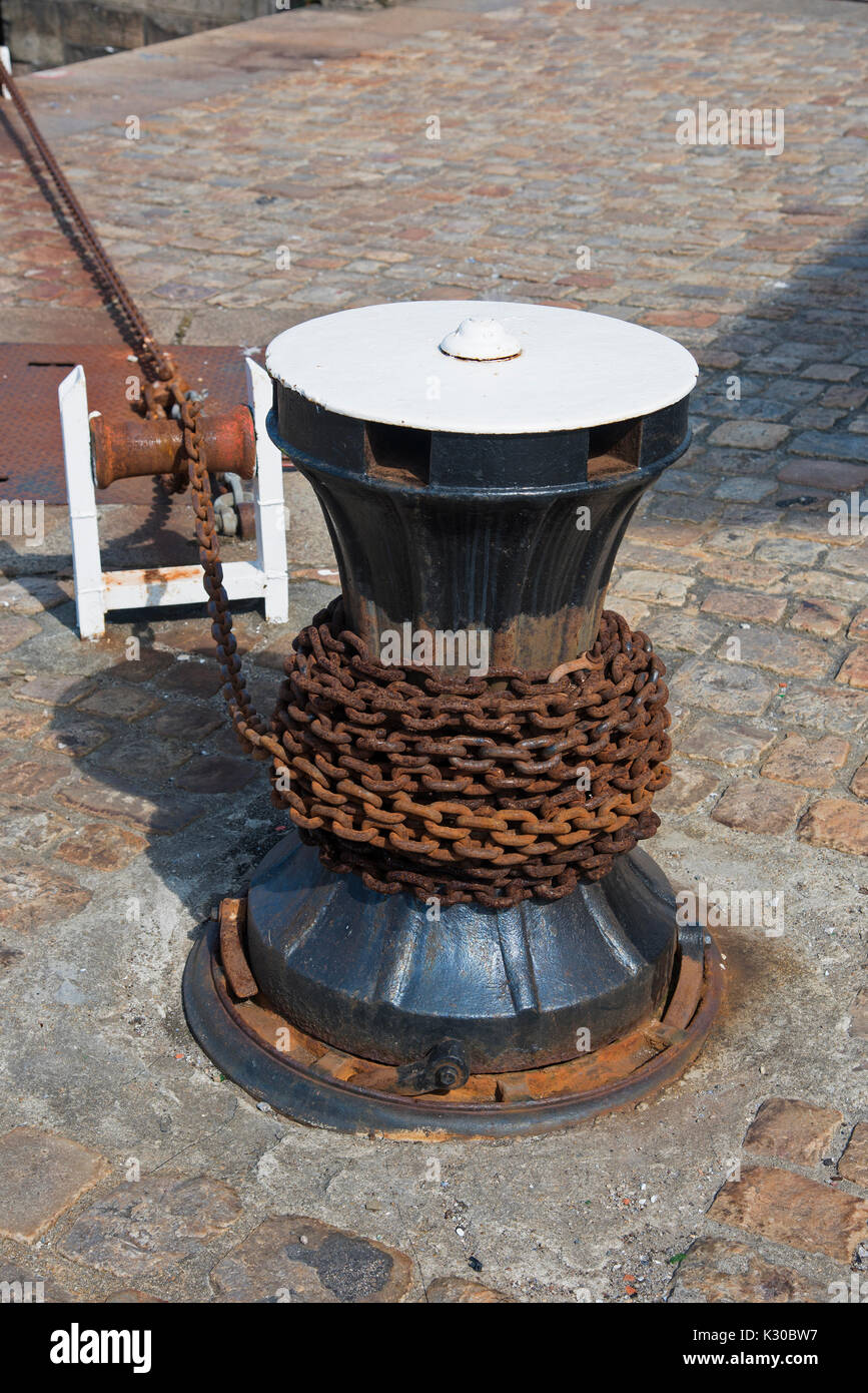 Old steel mooring post with rusty chain Stock Photo - Alamy