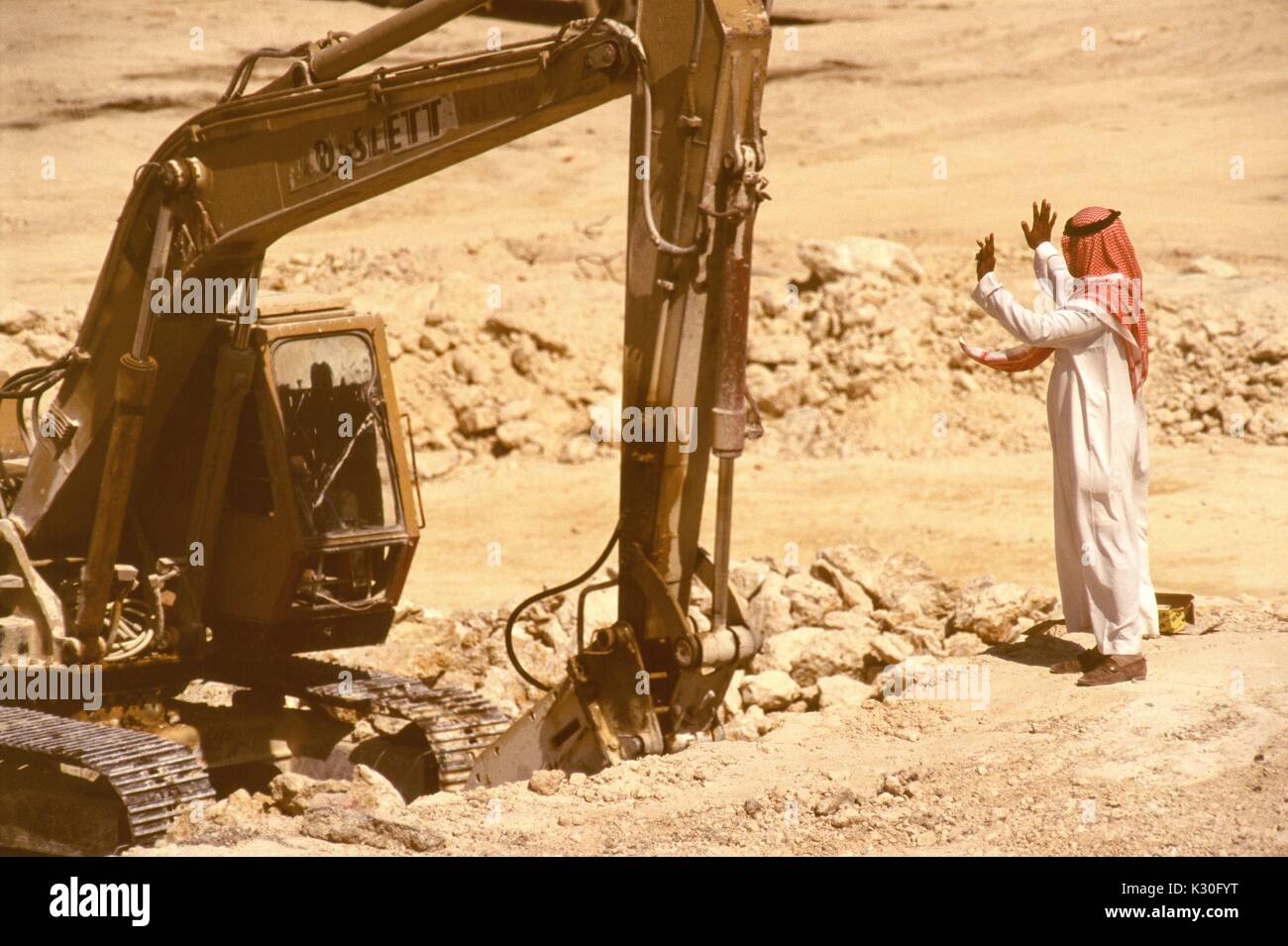Digging and preparing the foundation for the Kingdom Tower in downtown ...