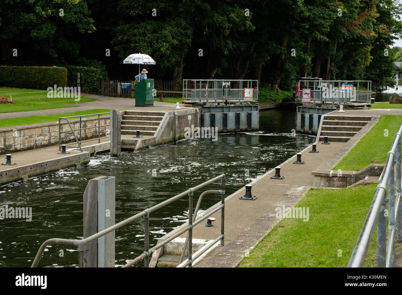 Shepperton lock hi-res stock photography and images - Alamy