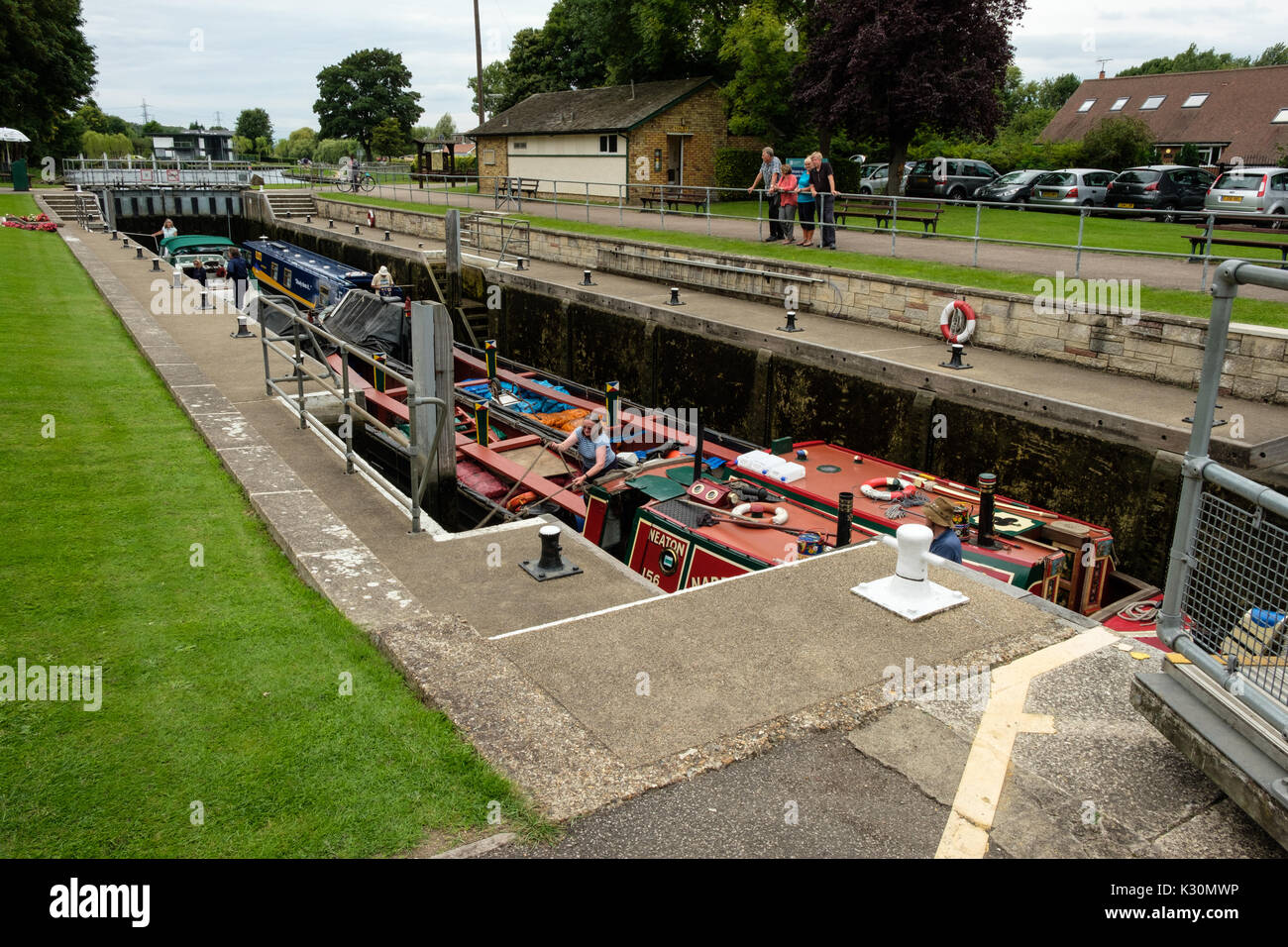 People watching boats passing through Shepperton Lock on the River ...