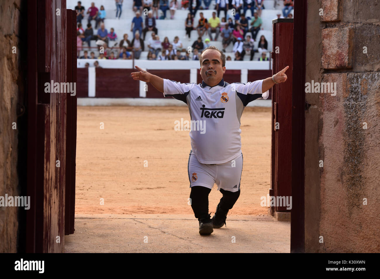 Almazán, Spain. 31st Aug, 2017. An actor of group 'El Bombero Torero ...