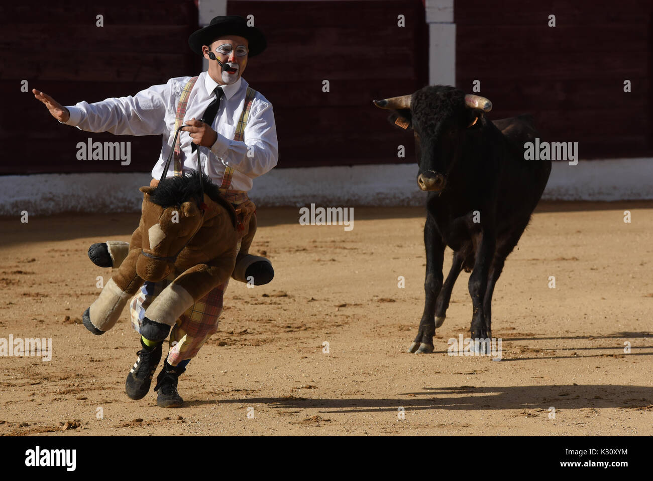 Almazán, Spain. 31st Aug, 2017. An actor of group 'El Bombero Torero ...