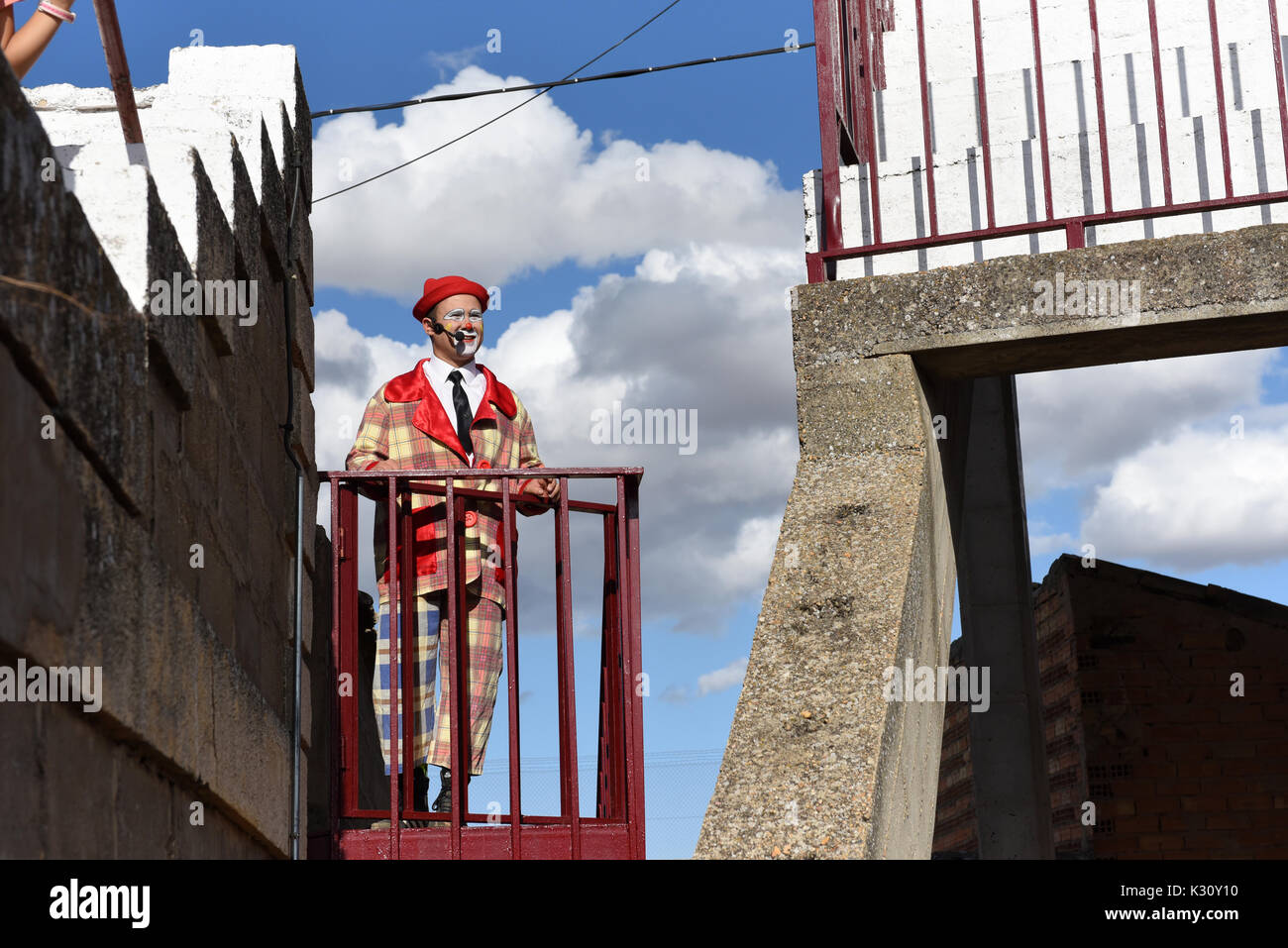 Almazán, Spain. 31st Aug, 2017. An actor of group 'El Bombero Torero ...