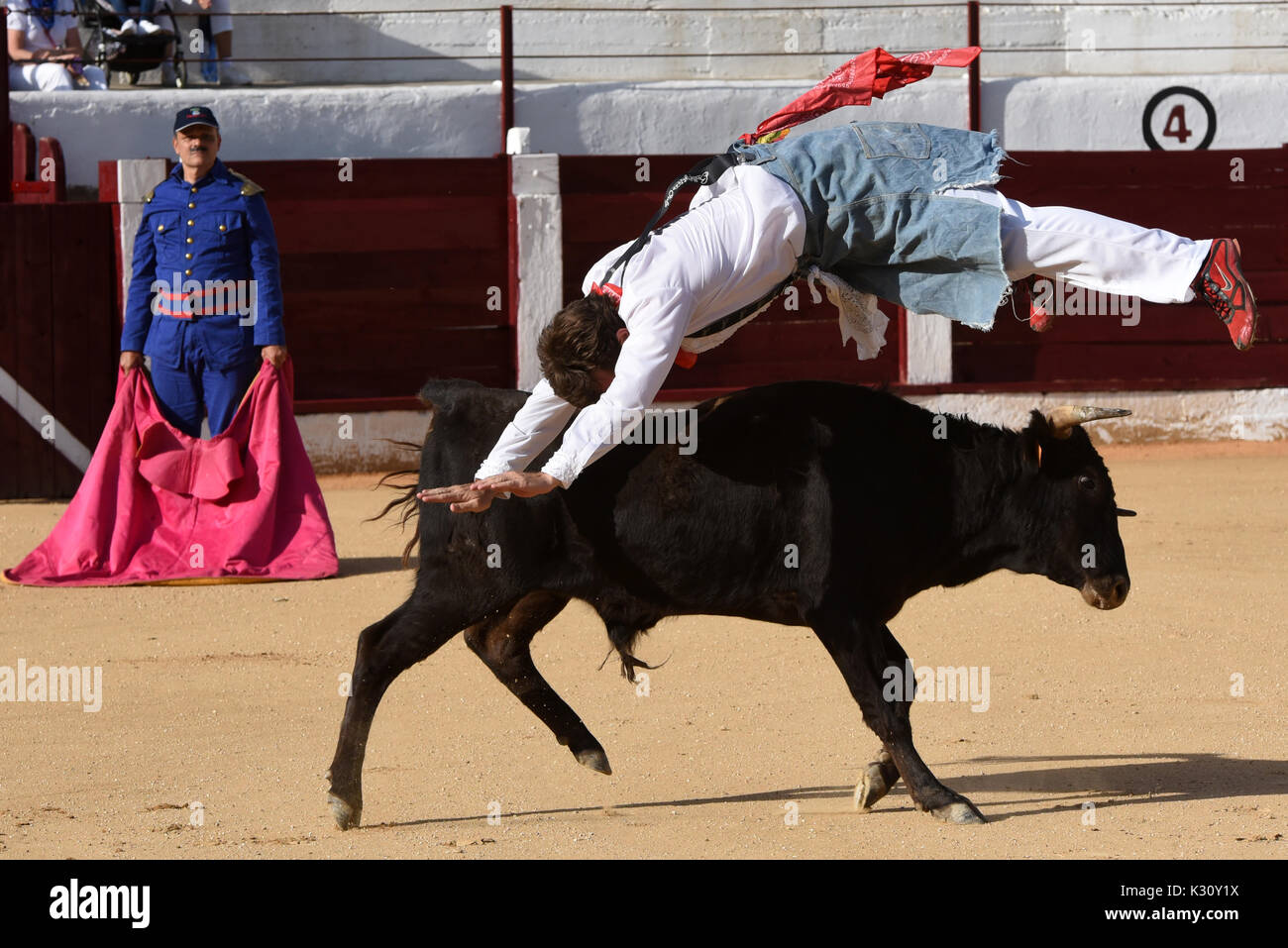 Almazán, Spain. 31st Aug, 2017. An actor of group 'El Bombero Torero ...