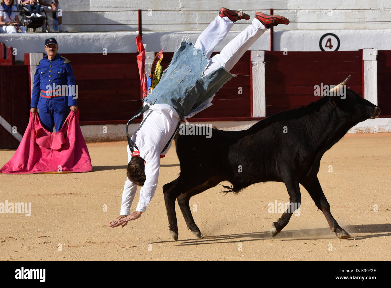 Almazán, Spain. 31st Aug, 2017. An actor of group 'El Bombero Torero ...