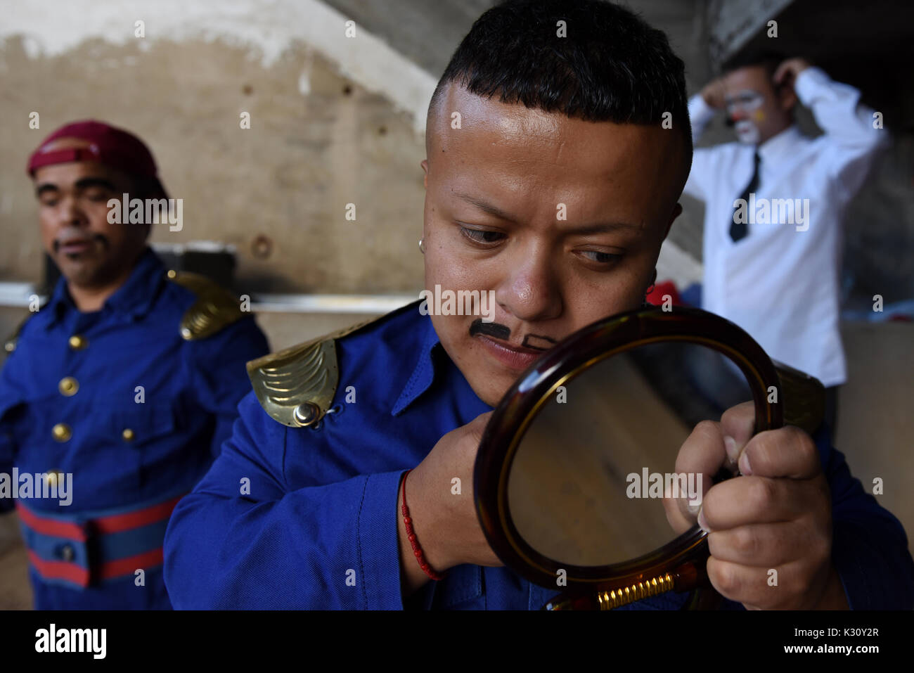 Almazán, Spain. 31st Aug, 2017. An actor of group 'El Bombero Torero ...