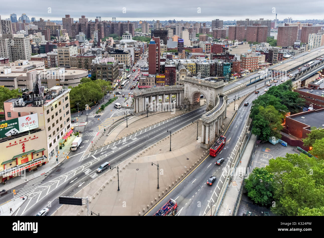 New York City - August 12, 2017: Manhattan Bridge Arch and Colonnade ...