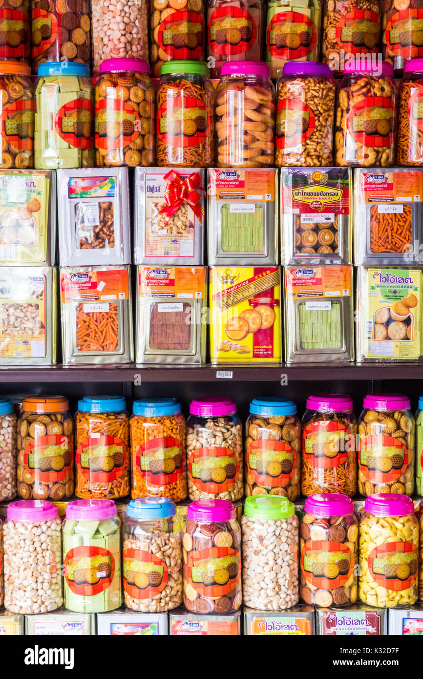 Tins on shelf hi-res stock photography and images - Alamy