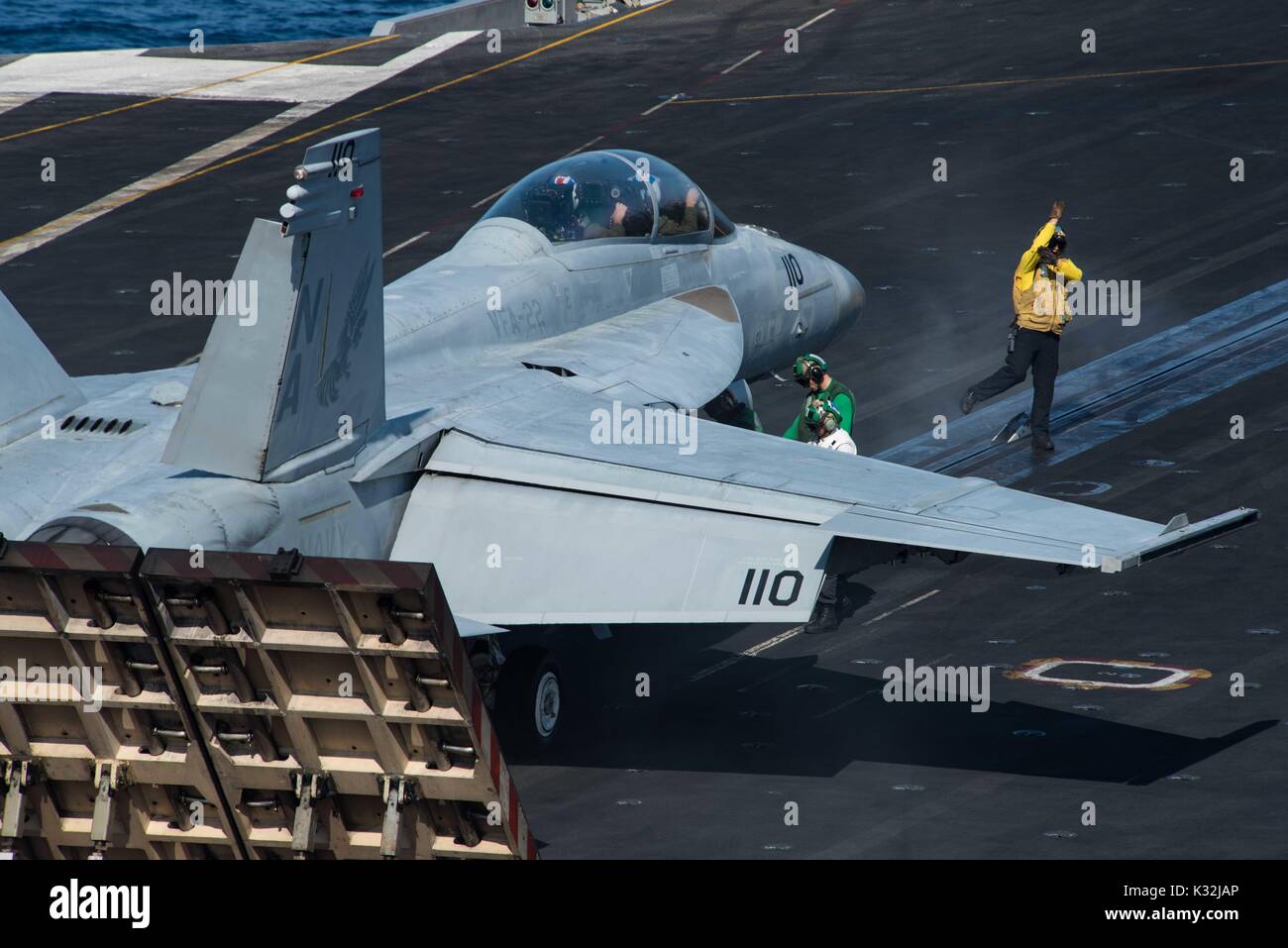 F a 18f super hornet assigned to strike fighter squadron vfa 22 hi-res ...