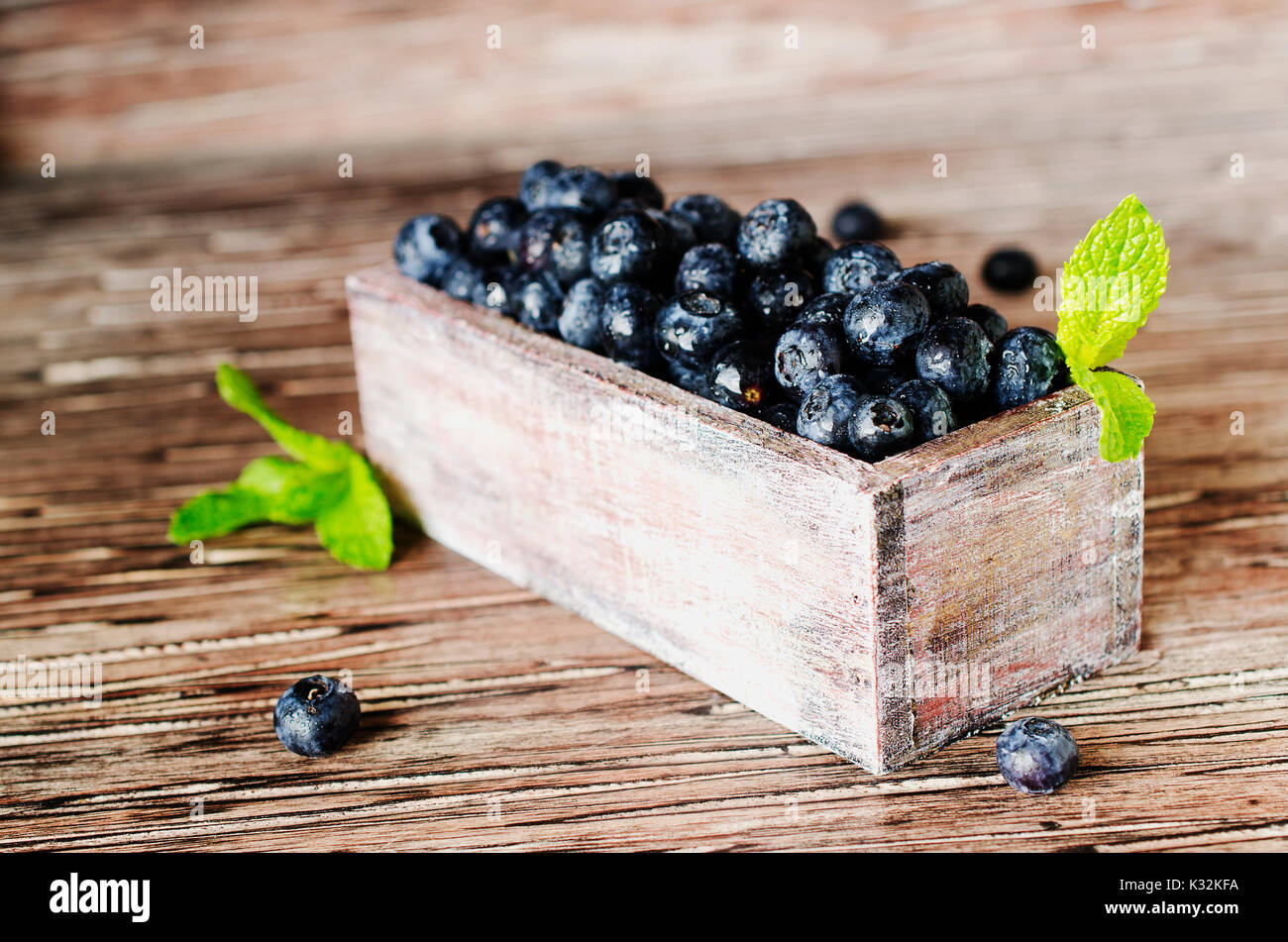 Blueberries in a box hi-res stock photography and images - Alamy