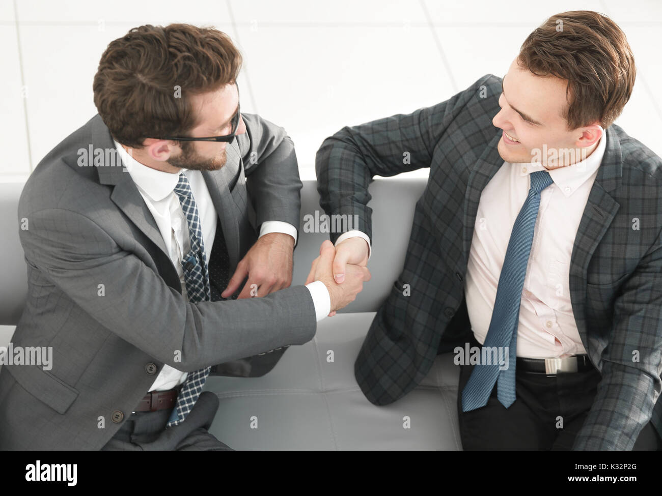 close-up. handshake financial partners Stock Photo - Alamy