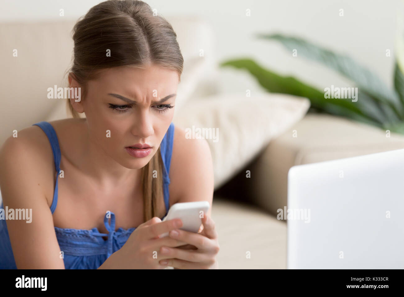 Woman reading text message upset hi-res stock photography and images ...