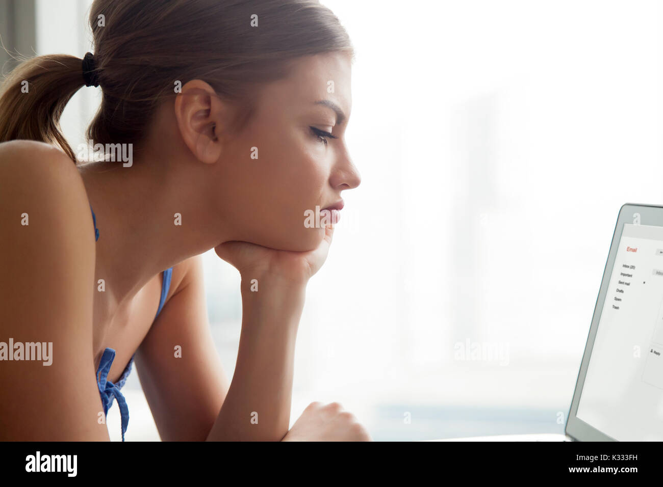 Reading email screen hi-res stock photography and images - Alamy