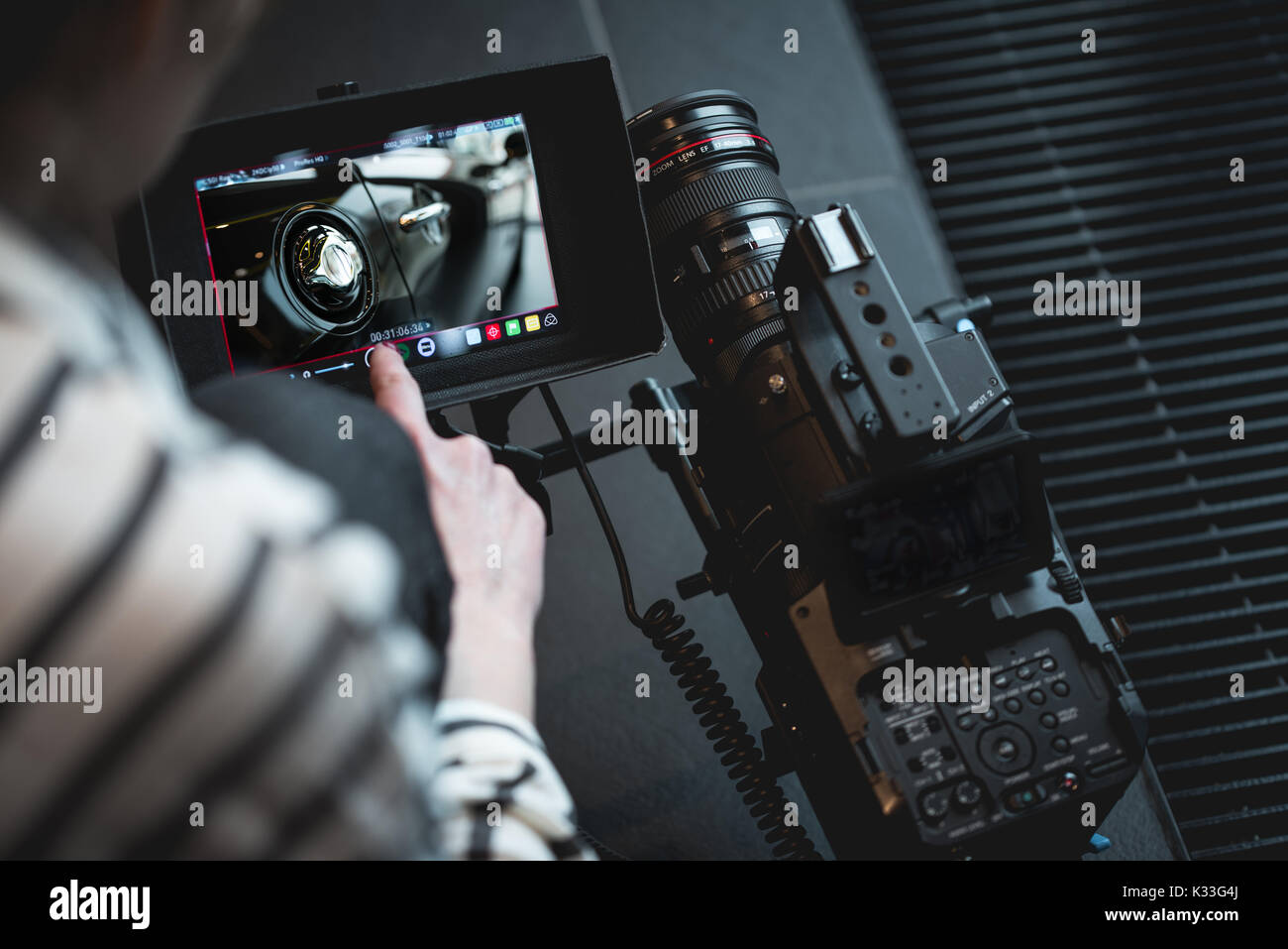 Hand of the camera operator touching a modern DSLR Stock Photo - Alamy