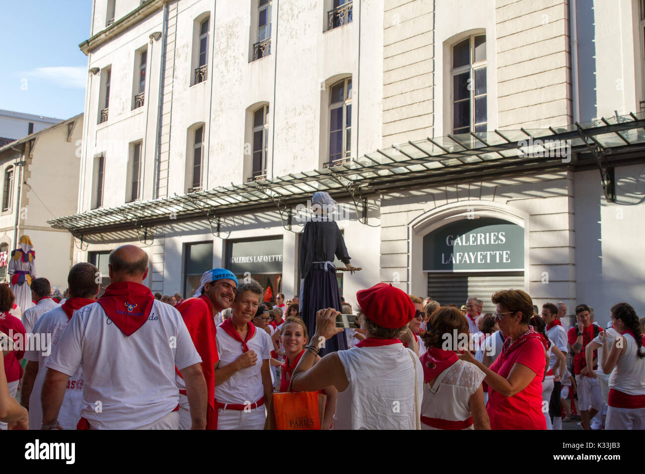 Basque people traditional dress hi-res stock photography and images - Alamy