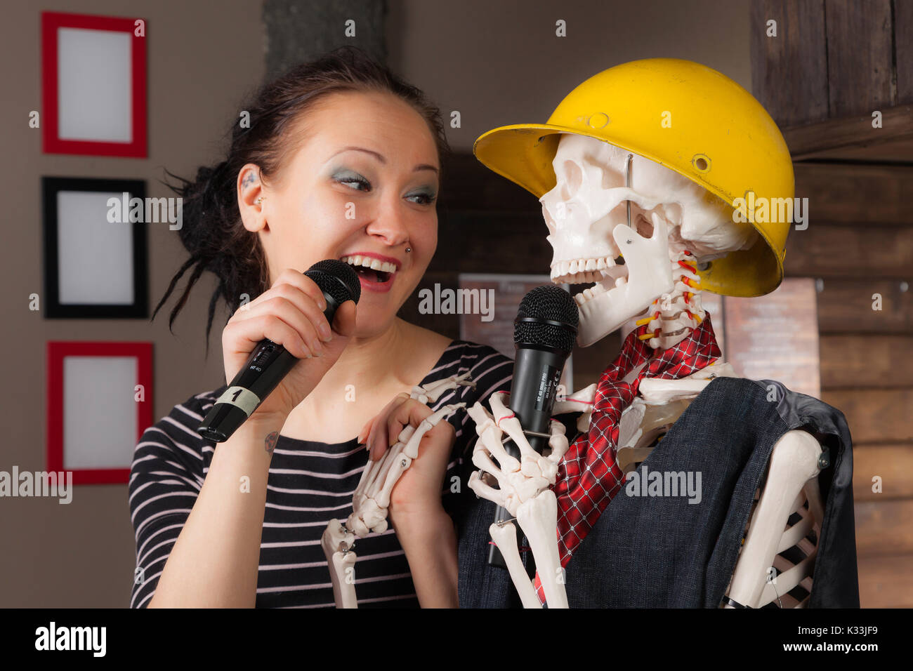 Singing skeleton hi-res stock photography and images - Alamy
