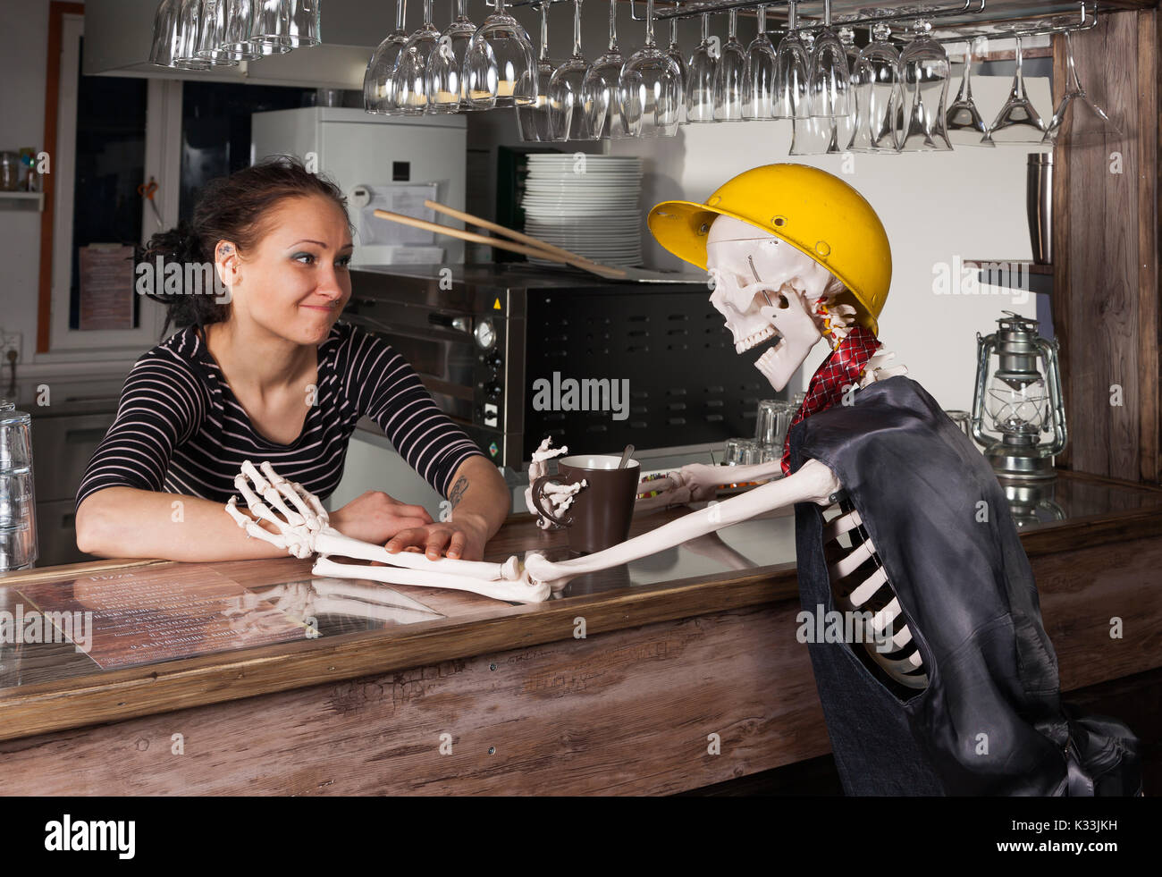 Pizza waitress hi-res stock photography and images - Alamy