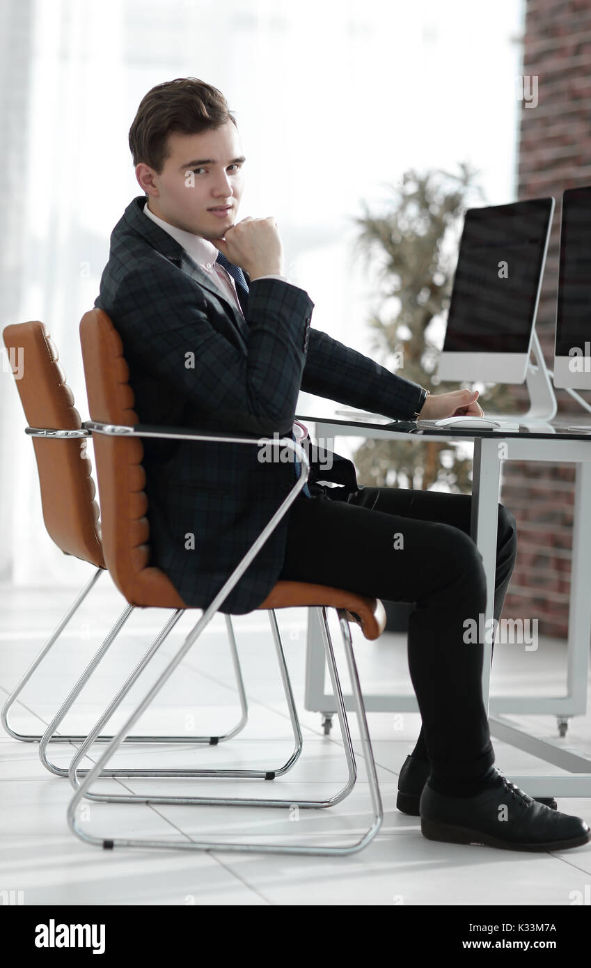 employee in the office behind a Desk Stock Photo - Alamy